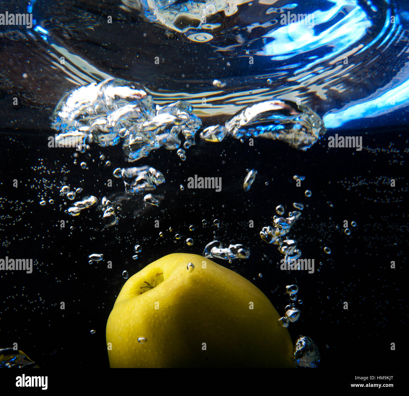 apple in water Stock Photo - Alamy