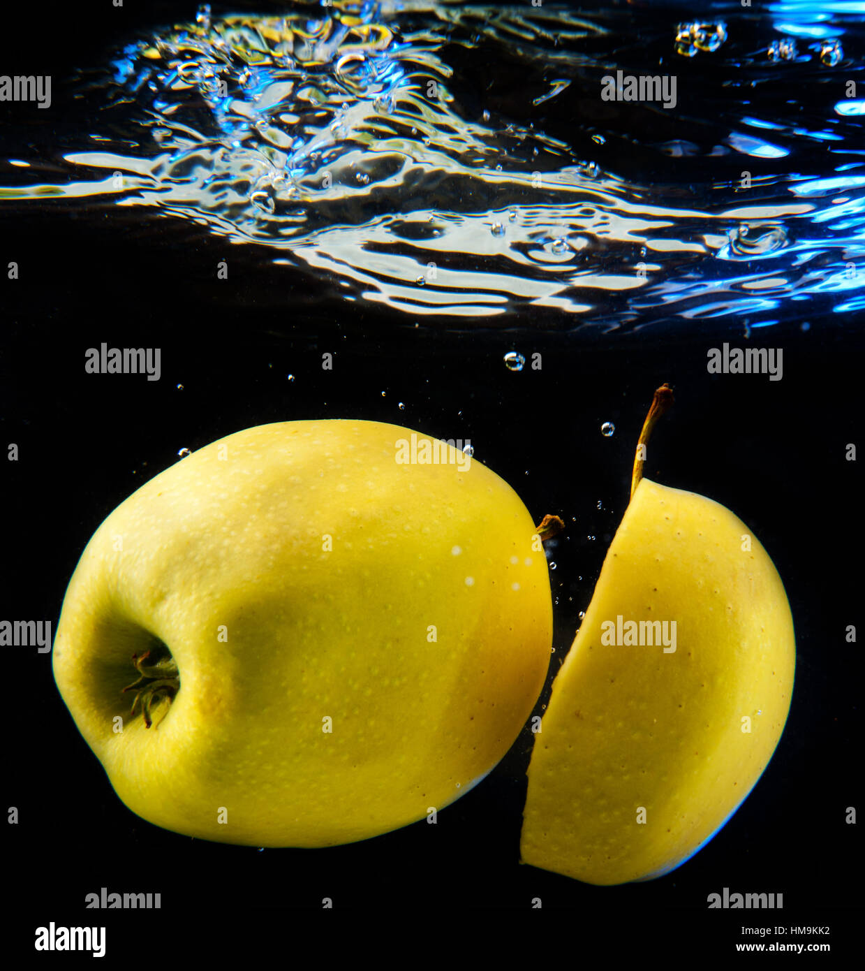 apple in water Stock Photo - Alamy