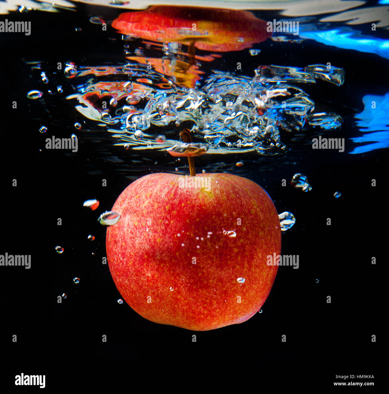 apple in water Stock Photo - Alamy
