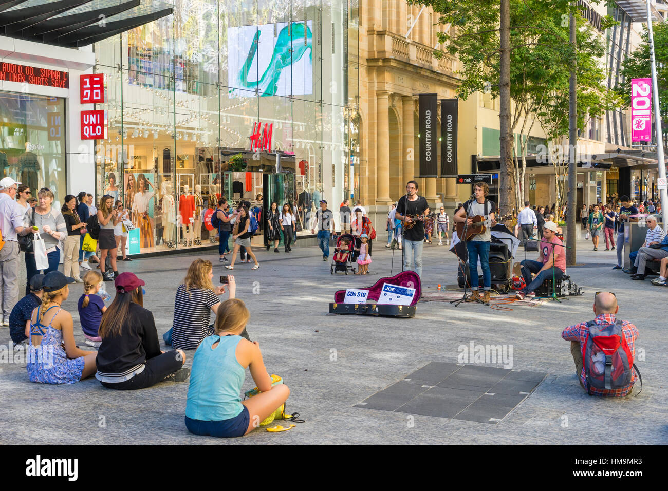 Street performers in Queen Street Mall, Brisbane Stock Photo - Alamy