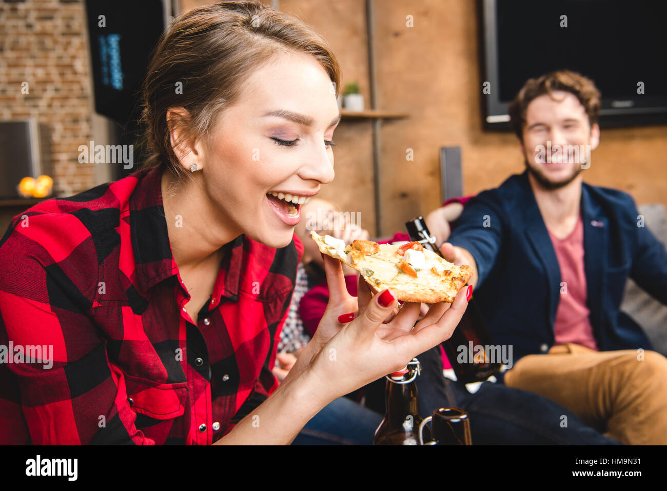 Woman eating pizza Stock Photo - Alamy