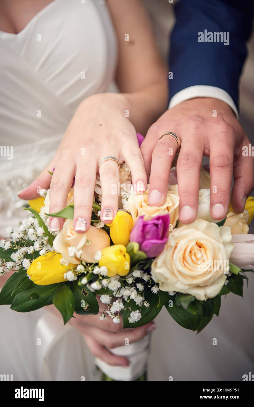 Hands wedding rings hi-res stock photography and images - Alamy
