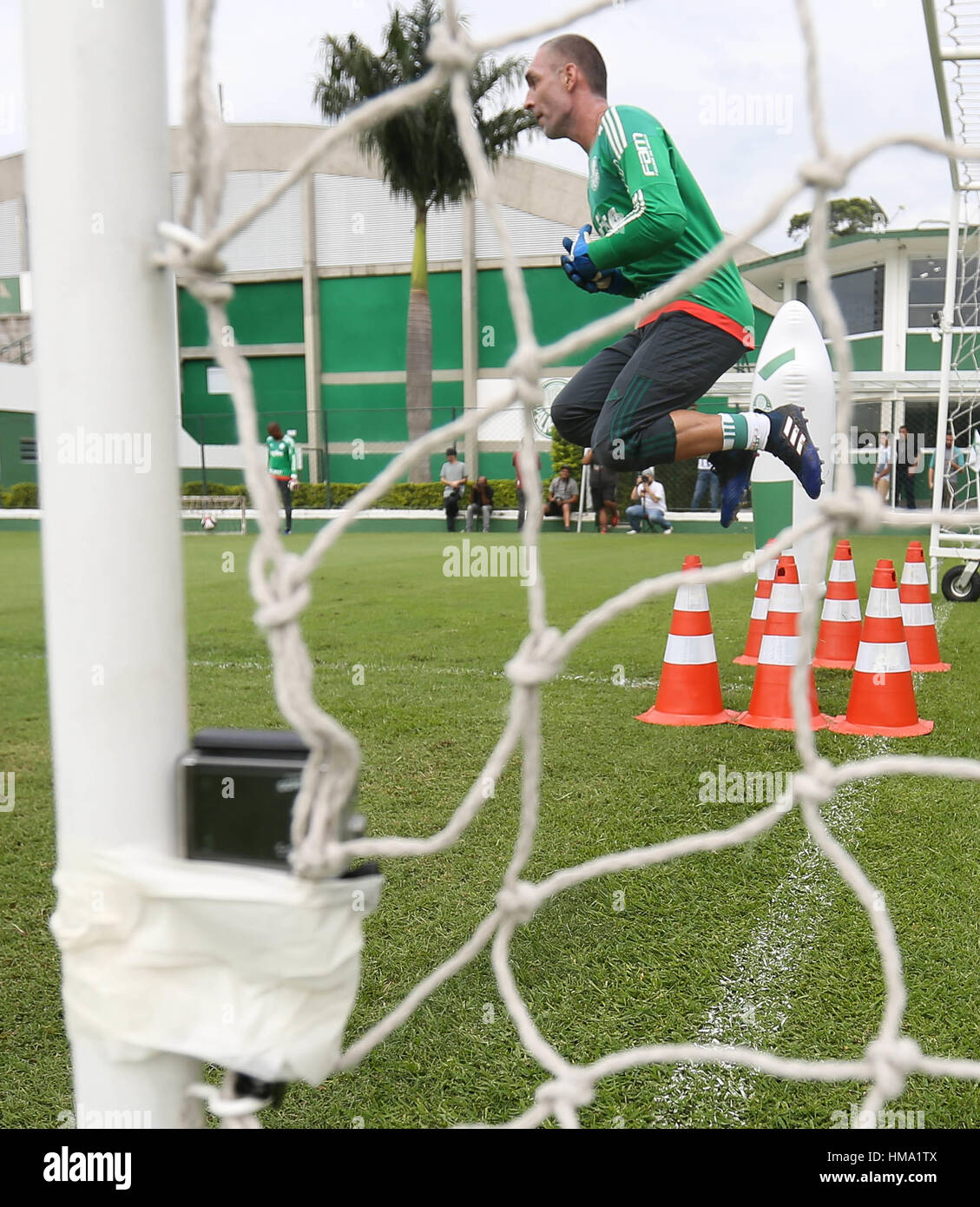 SÃO PAULO, SP - 01.02.2017: TREINO DO PALMEIRAS - The goalkeeper ...