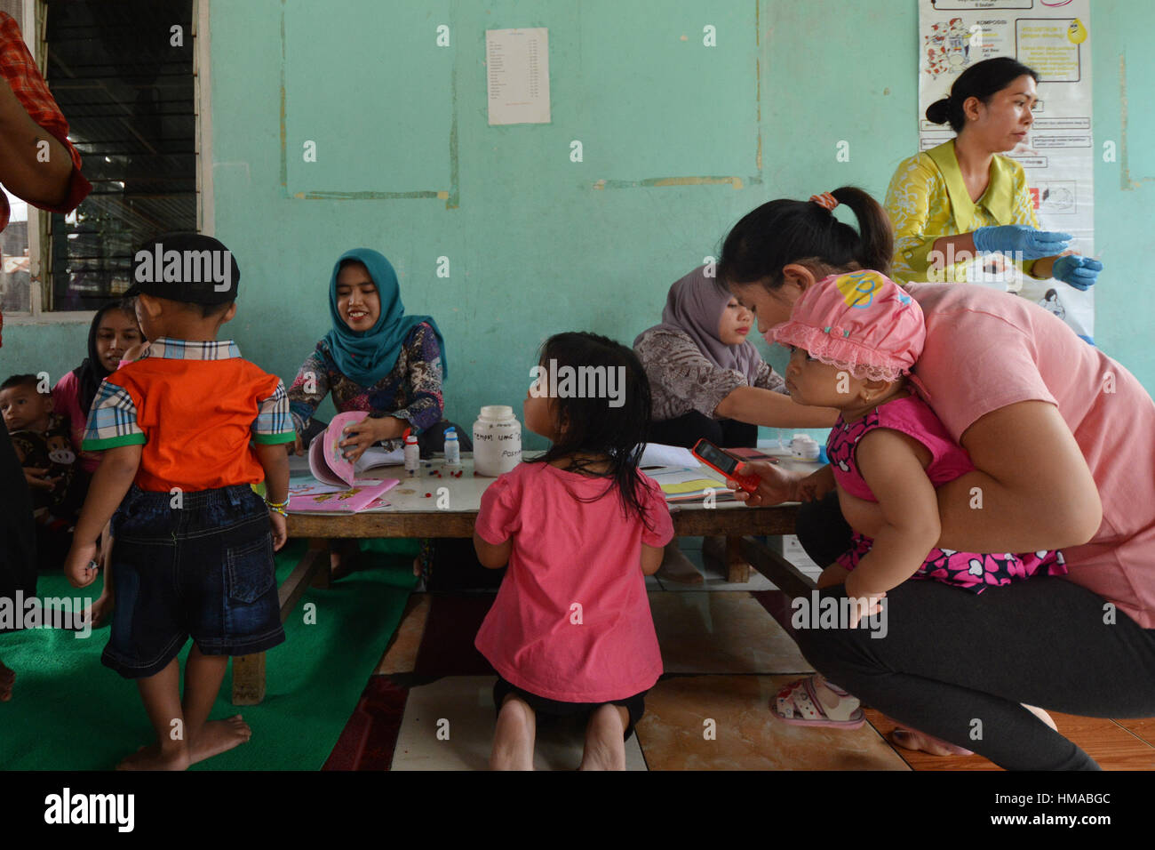 Palu, Indonesia. 2nd Feb, 2017. Health workers serve residents who ...