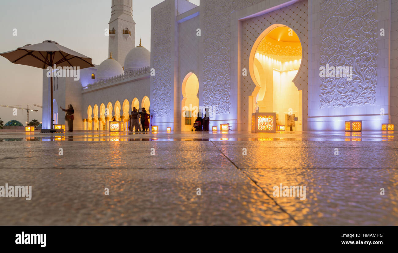 Charming architecture Sheikh Zayed Grand Mosque in beautiful evening ...