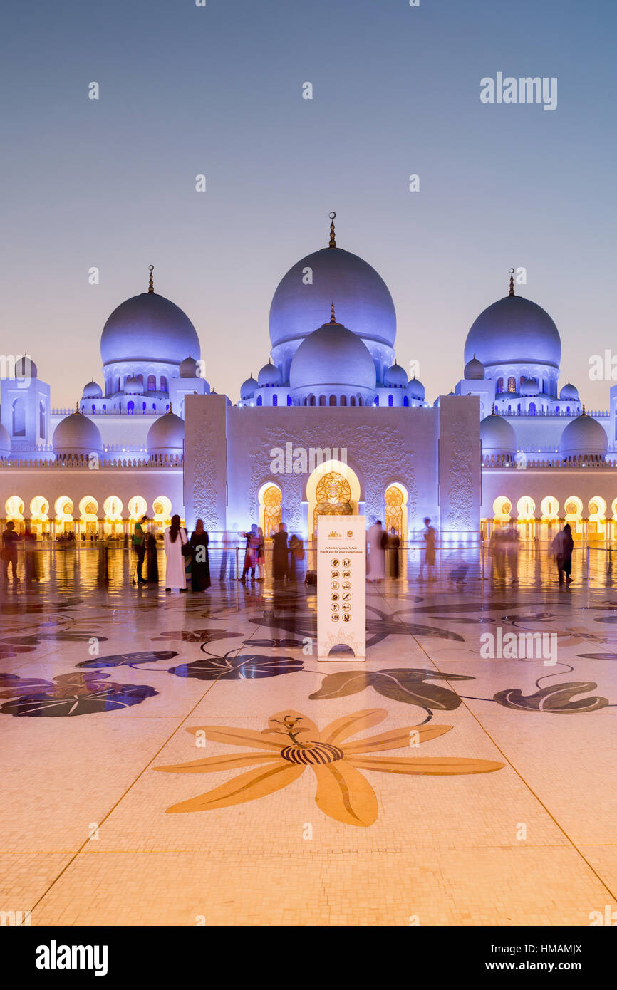 Charming architecture Sheikh Zayed Grand Mosque in beautiful evening ...