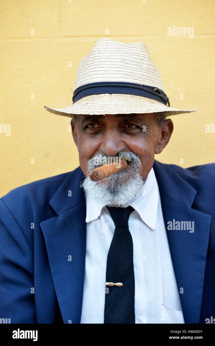 A cuban cigar hi-res stock photography and images - Alamy