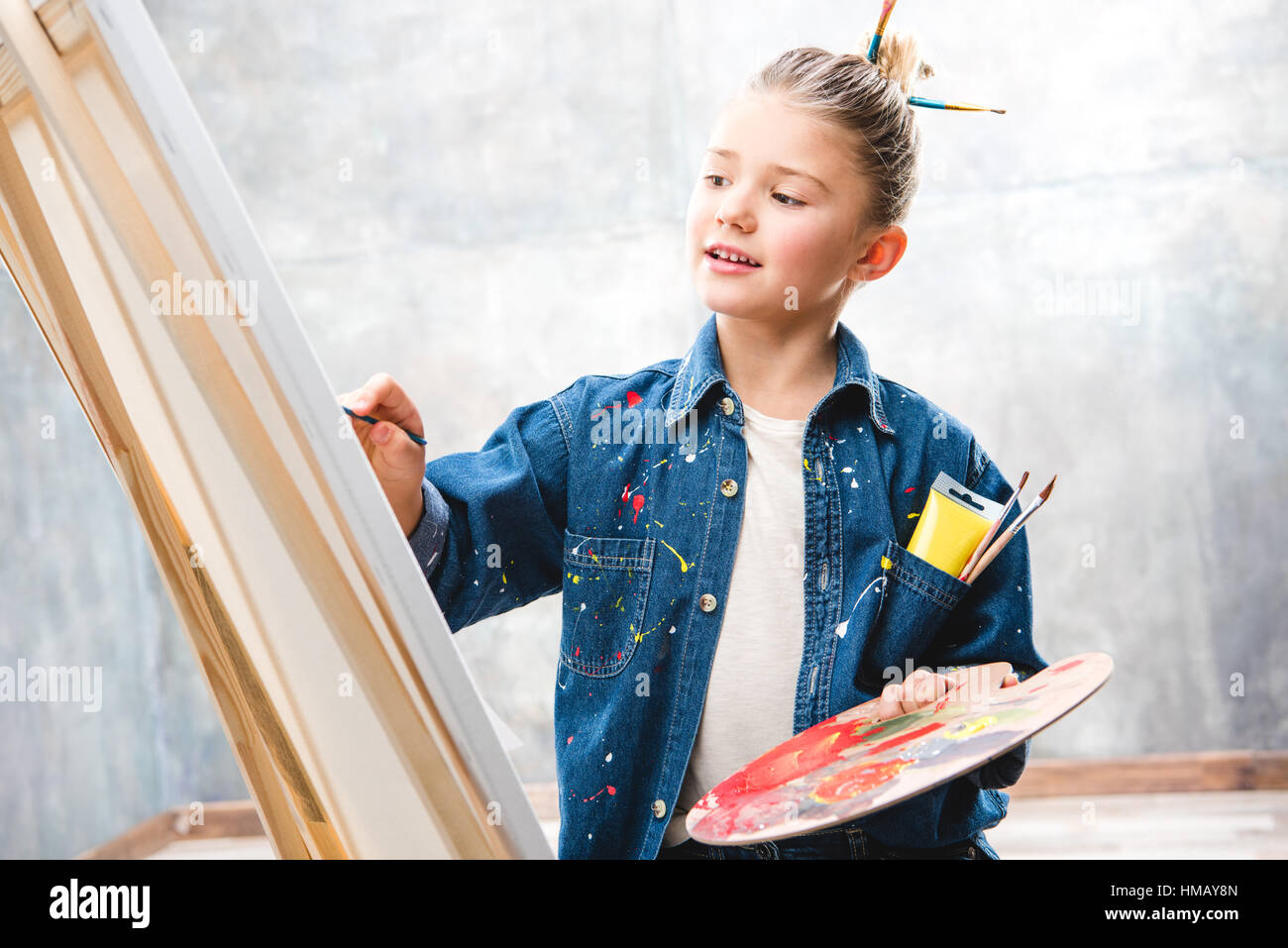Little artist painting Stock Photo - Alamy