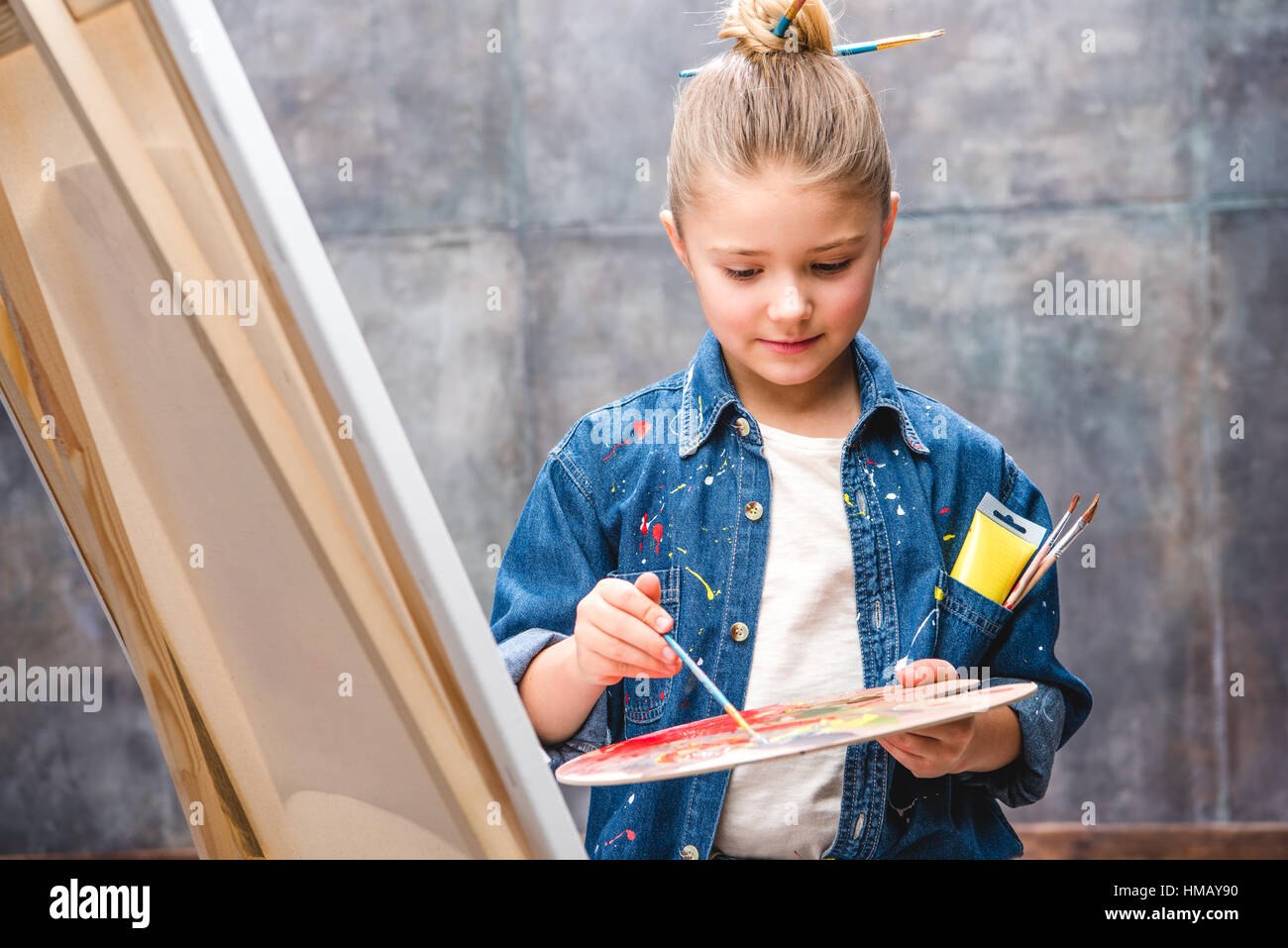 Little artist painting Stock Photo - Alamy