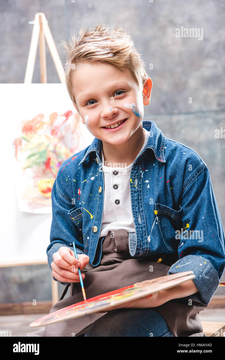 Little artist painting Stock Photo - Alamy