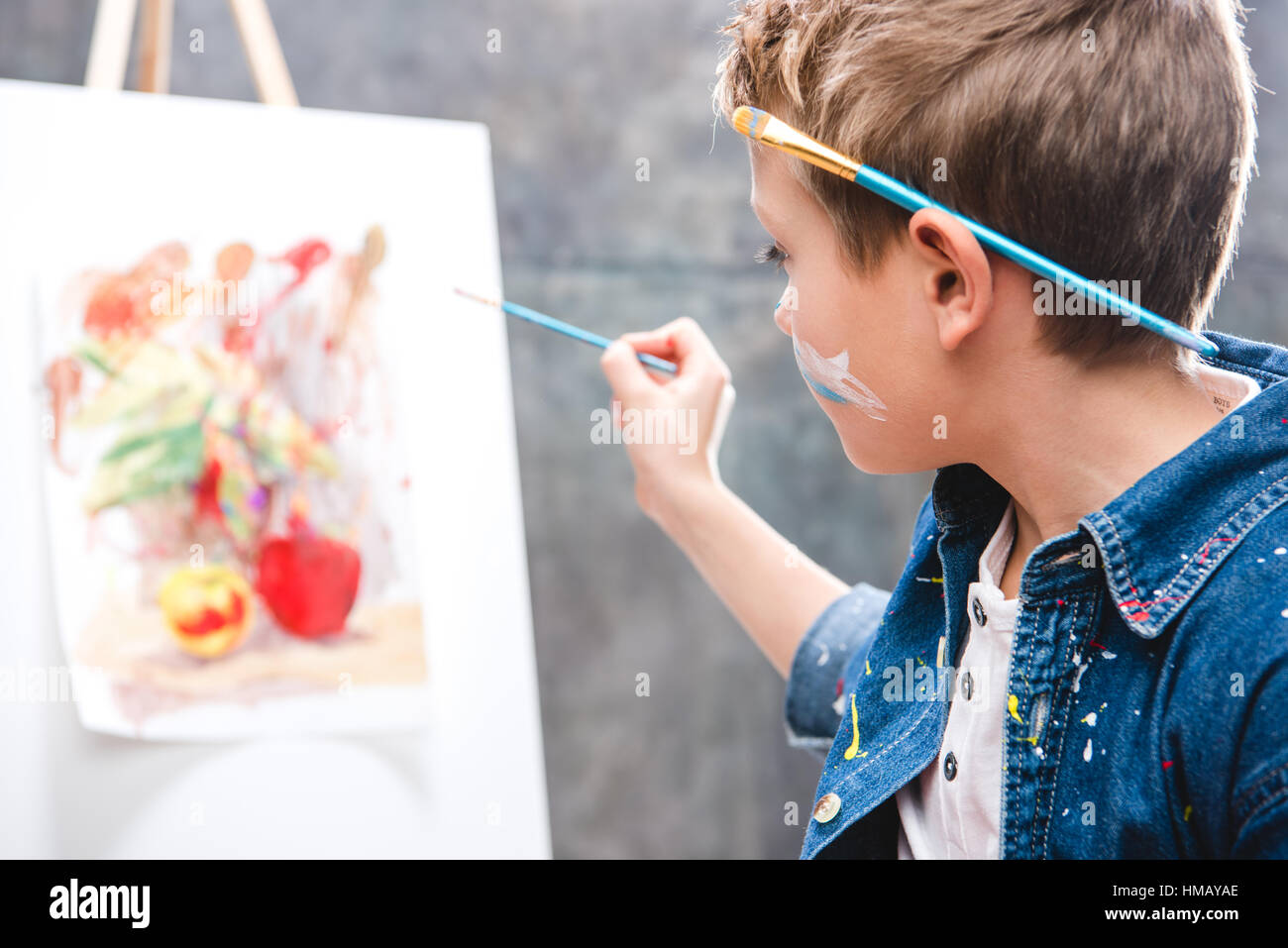 Little artist painting Stock Photo - Alamy