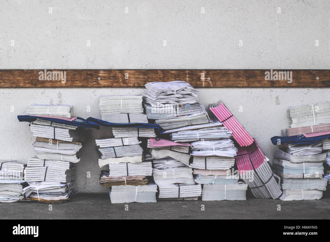 Bundles of newspaper hi-res stock photography and images - Alamy