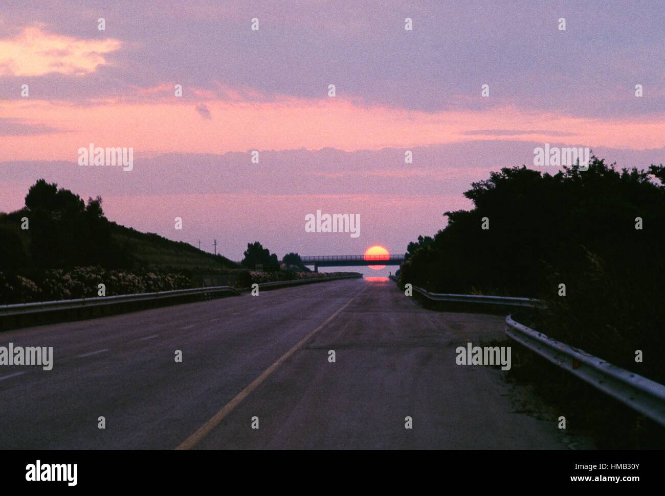 Setting sun on highway hi-res stock photography and images - Alamy