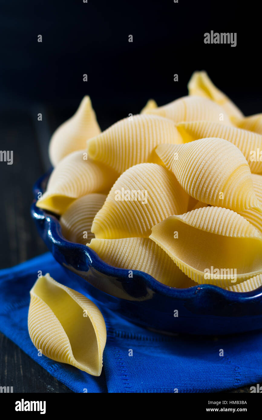 Big Italian pasta shells for stuffing, uncooked Stock Photo - Alamy