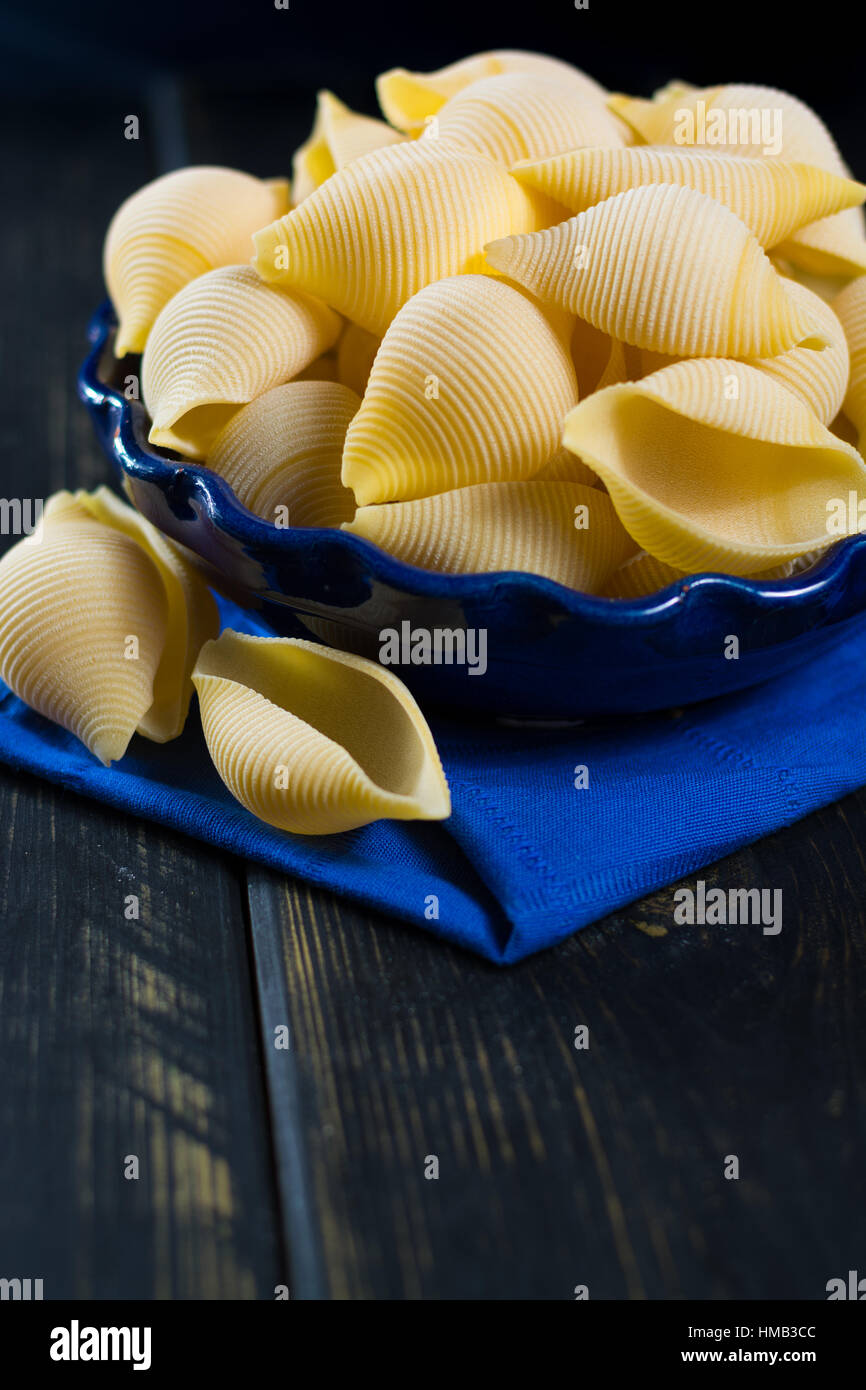 Big Italian pasta shells for stuffing, uncooked Stock Photo - Alamy