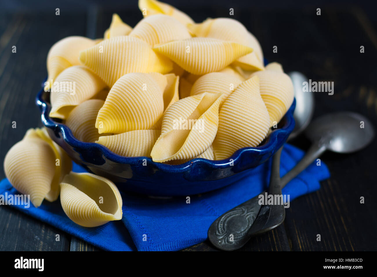 Big Italian pasta shells for stuffing, uncooked Stock Photo - Alamy