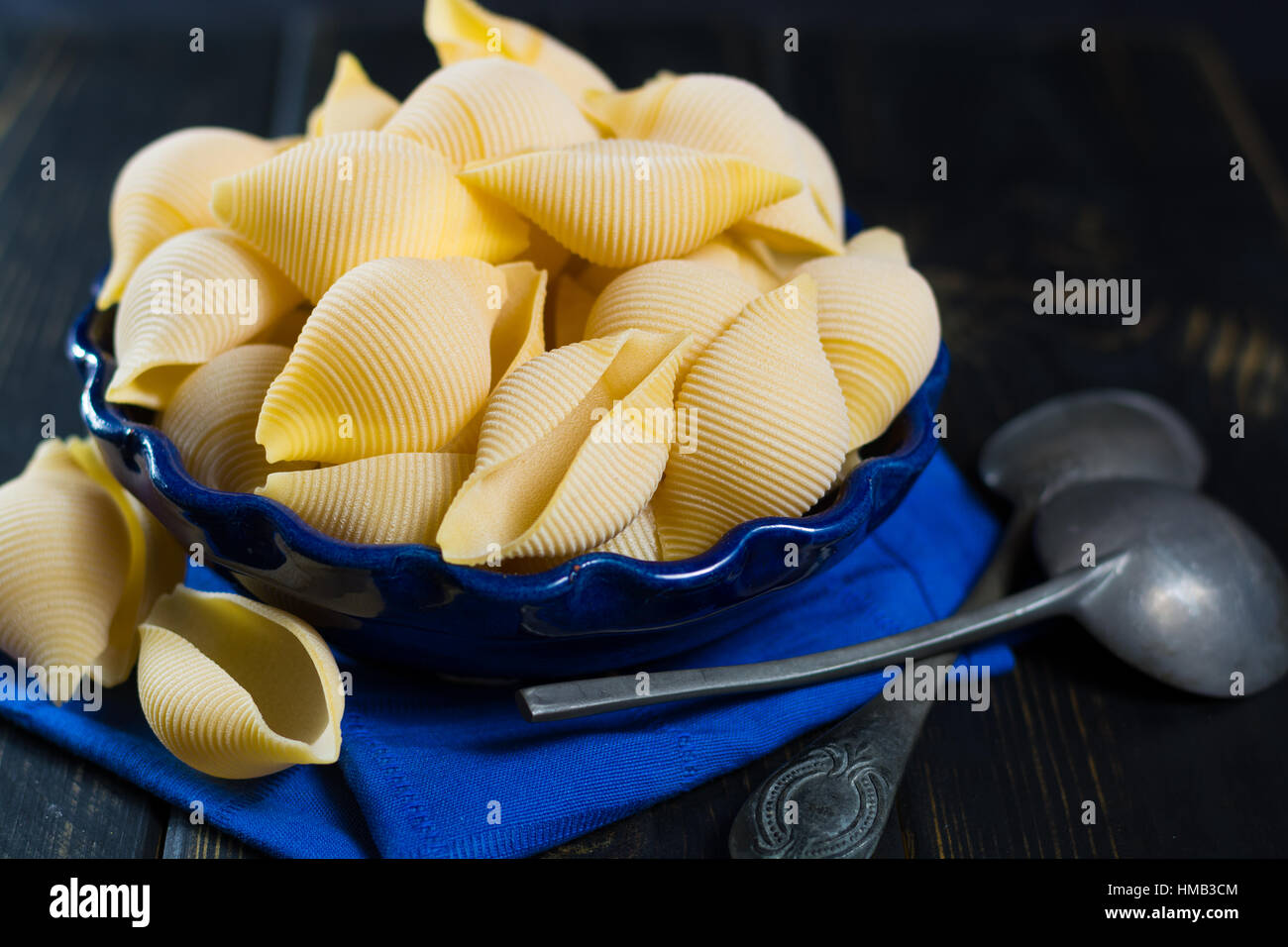 Big Italian pasta shells for stuffing, uncooked Stock Photo - Alamy