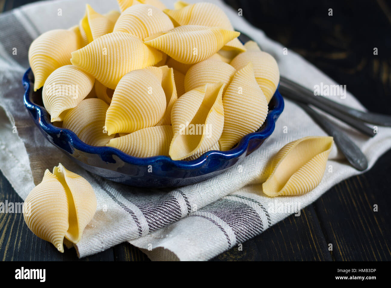 Big Italian pasta shells for stuffing, uncooked Stock Photo - Alamy