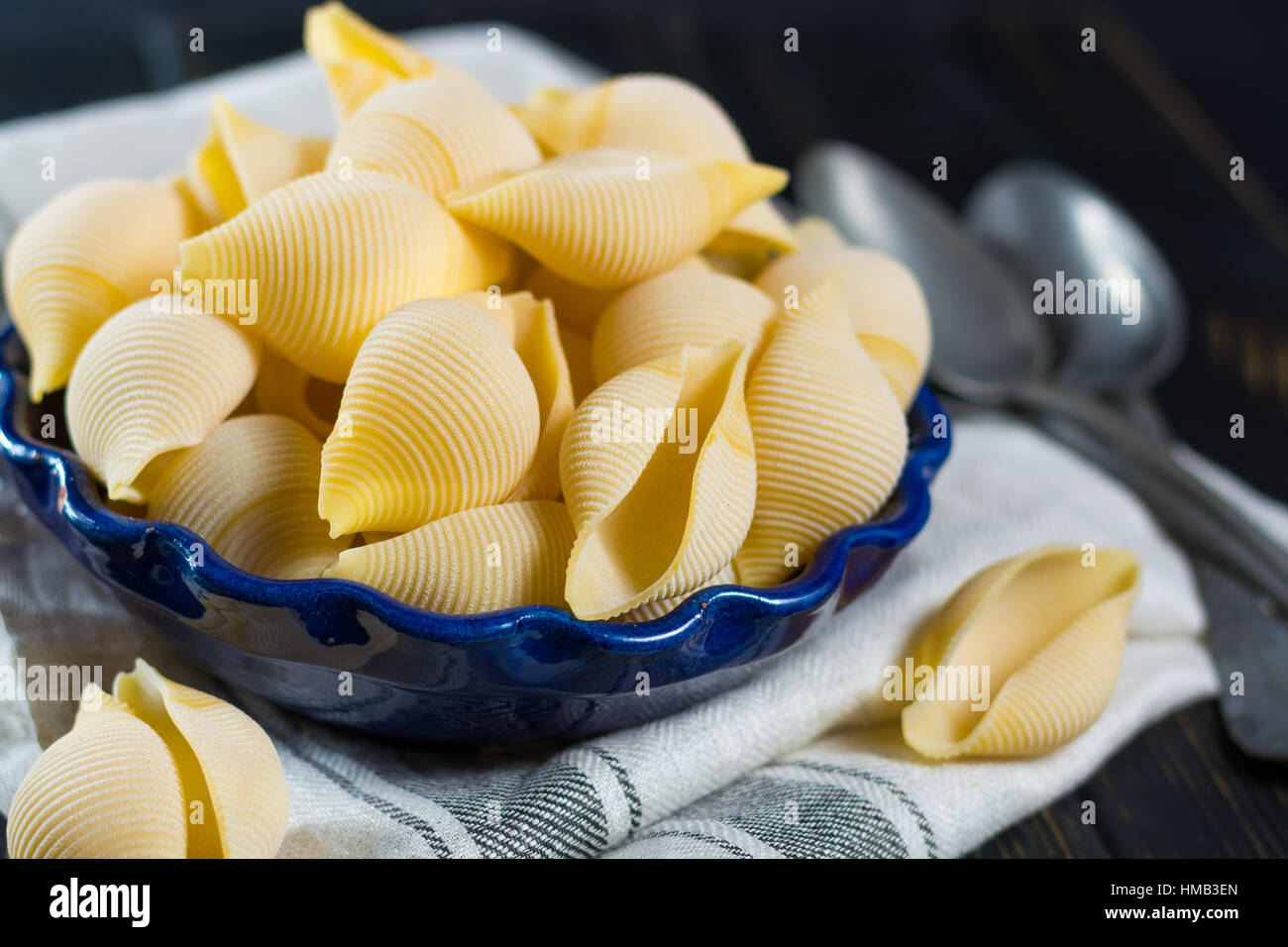 Big Italian pasta shells for stuffing, uncooked Stock Photo - Alamy