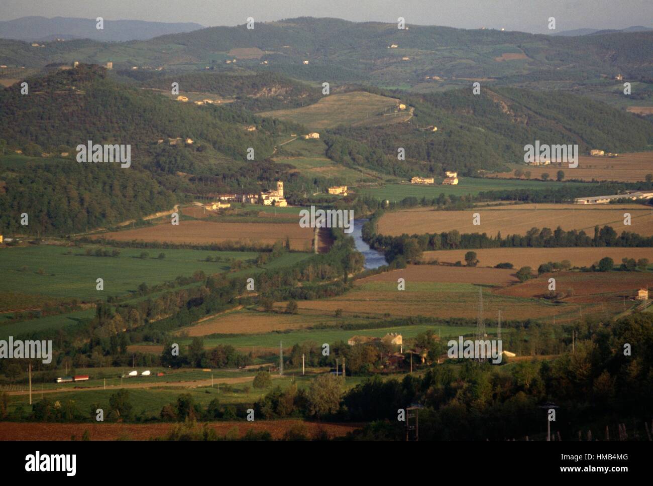 The Tiber river flowing through the fields near Umbertide, Umbria ...
