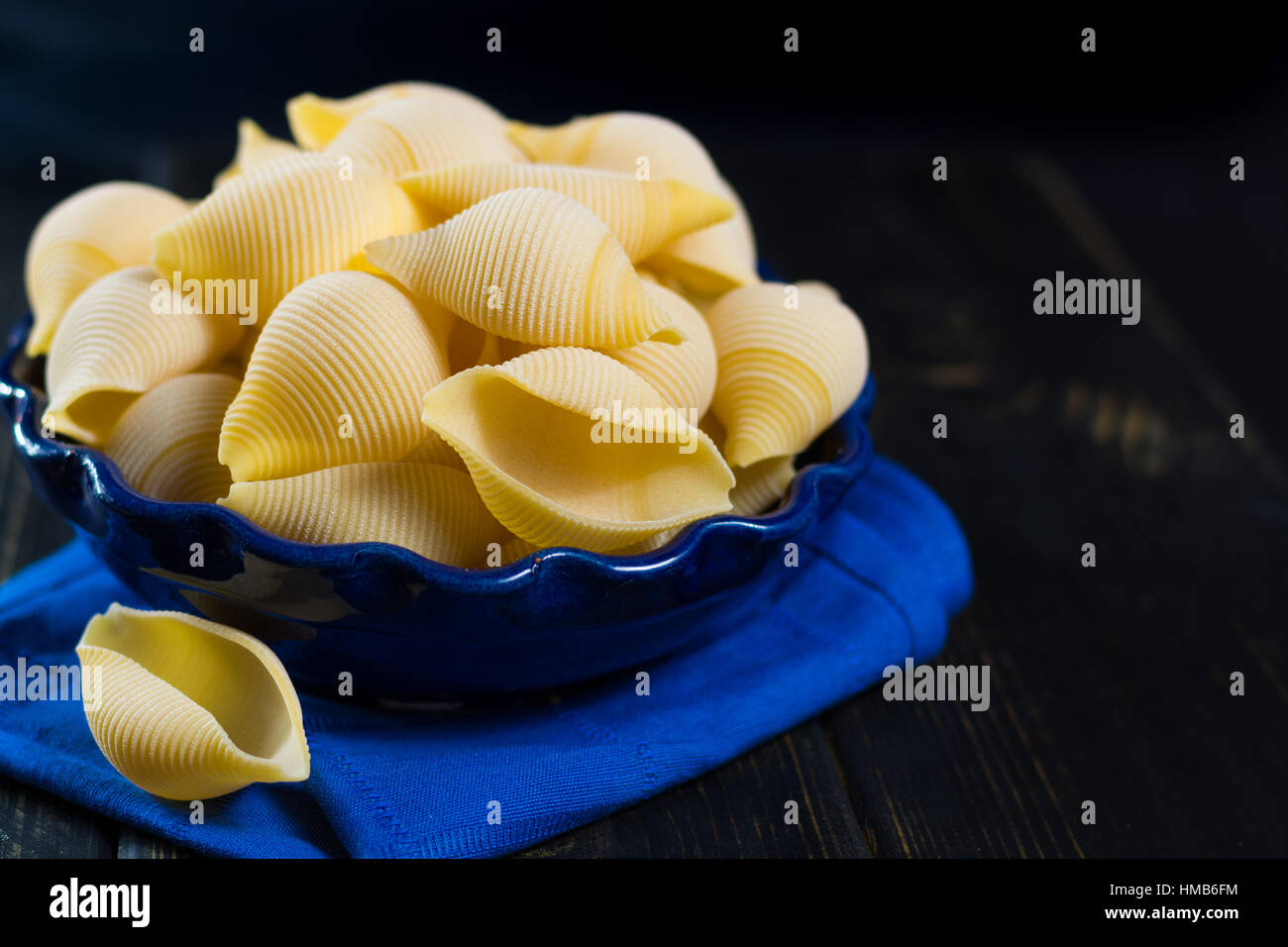 Big Italian pasta shells for stuffing, uncooked Stock Photo - Alamy
