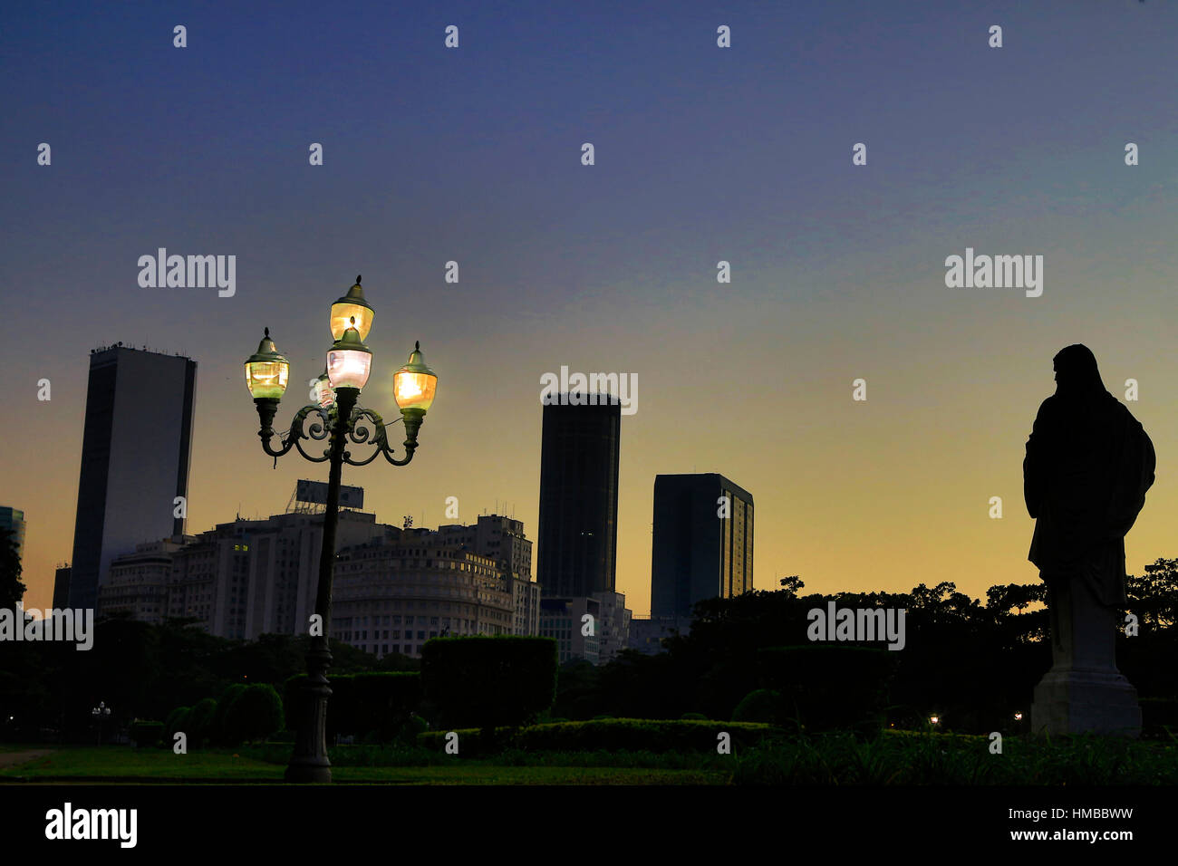 Paris Square is one of the oldest in town and preserve some architeture ...