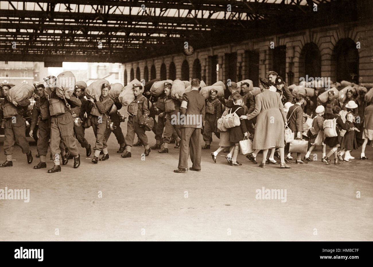 Evacuee ww2 hi-res stock photography and images - Alamy