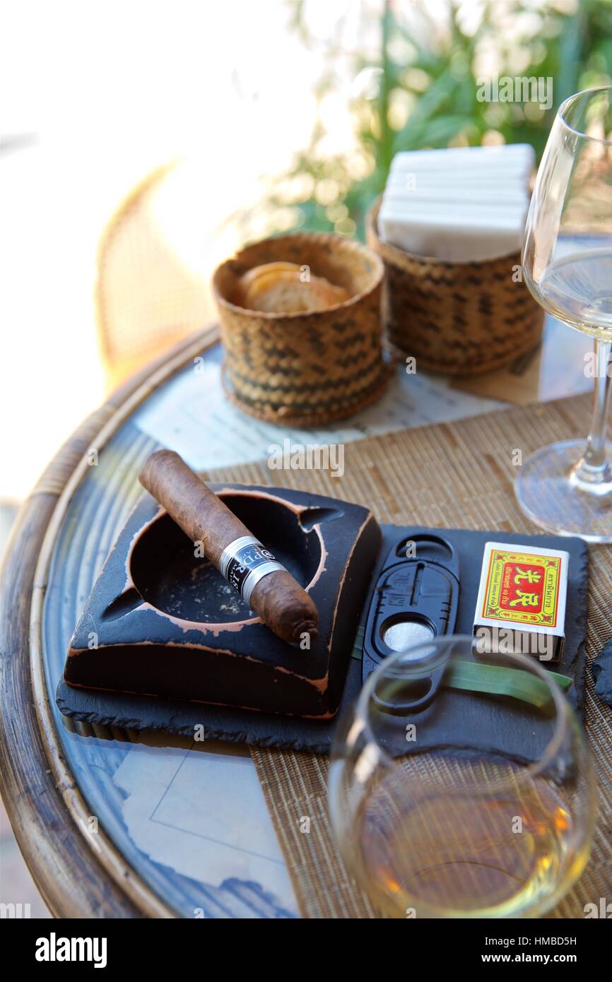 cigar on side table Stock Photo - Alamy