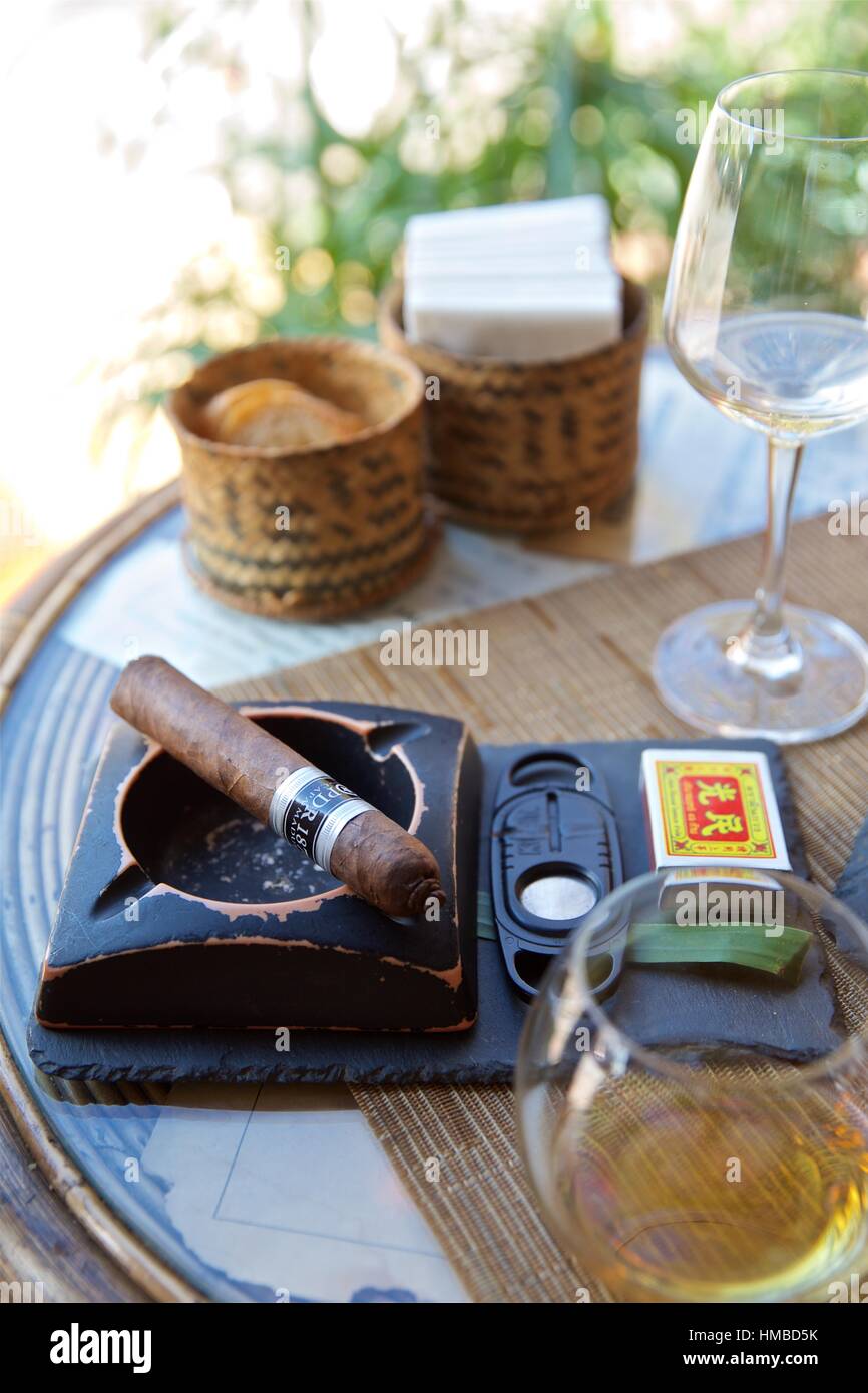 cigar on side table Stock Photo - Alamy