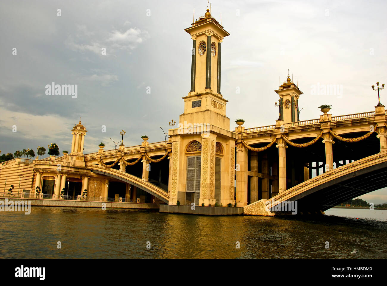 Seri Gemilang Bridge, PutraJaya - Seri Gemilang Bridge at sunset Stock ...