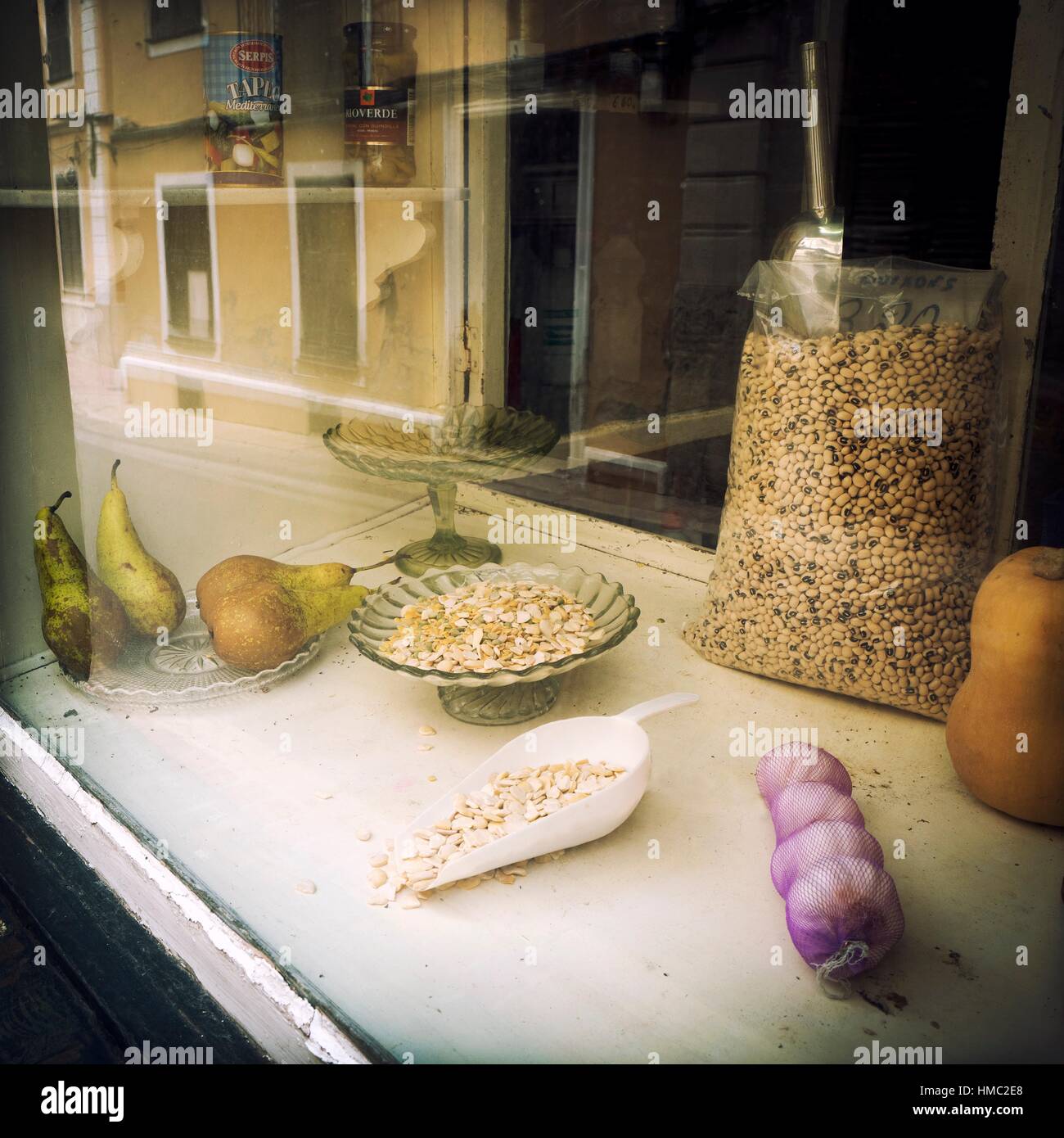 Grocery store window hi-res stock photography and images - Alamy