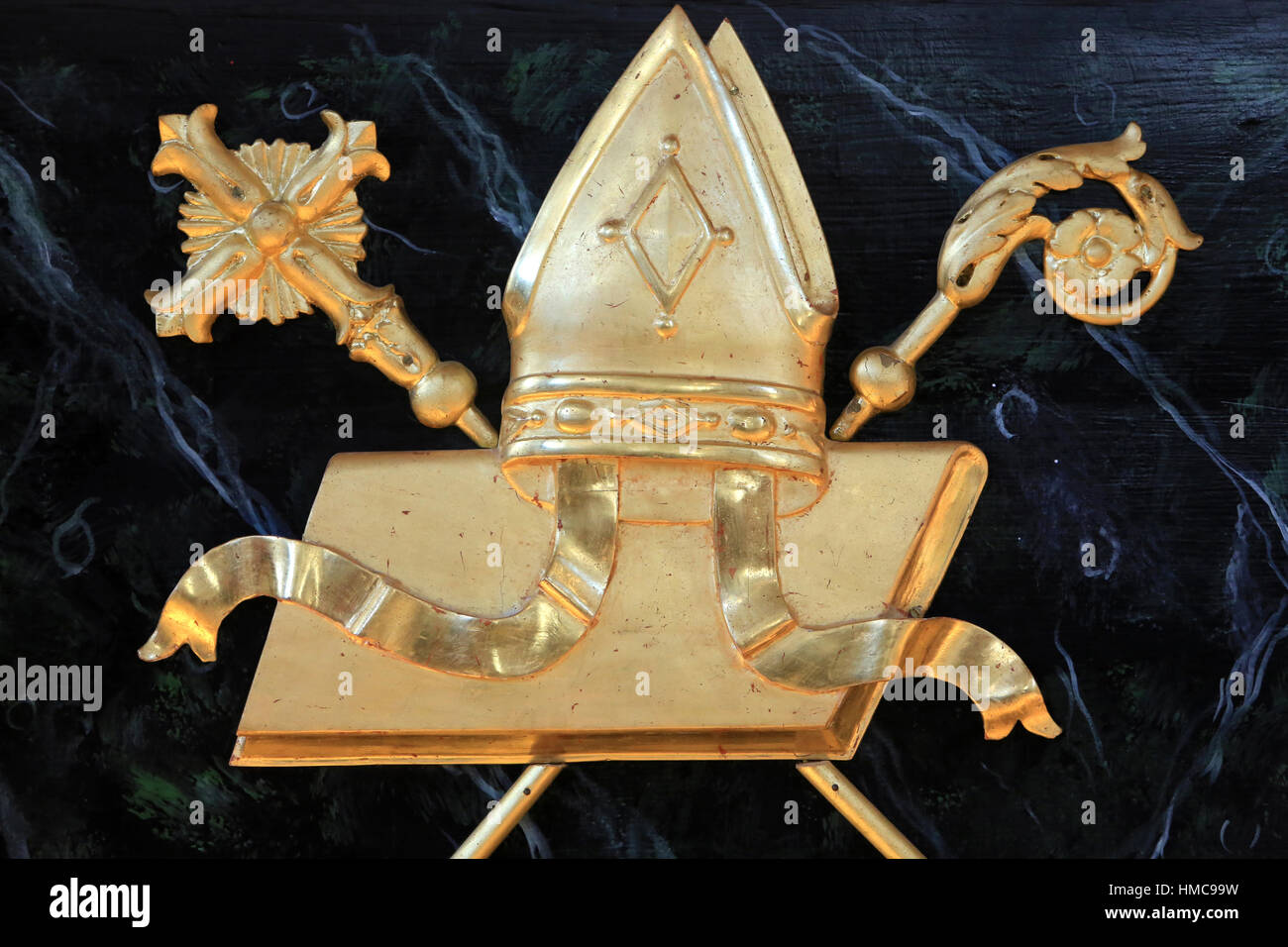 Symboles de l'évêque : mitre, crosse et évangile. Eglise Saint-Nicolas ...