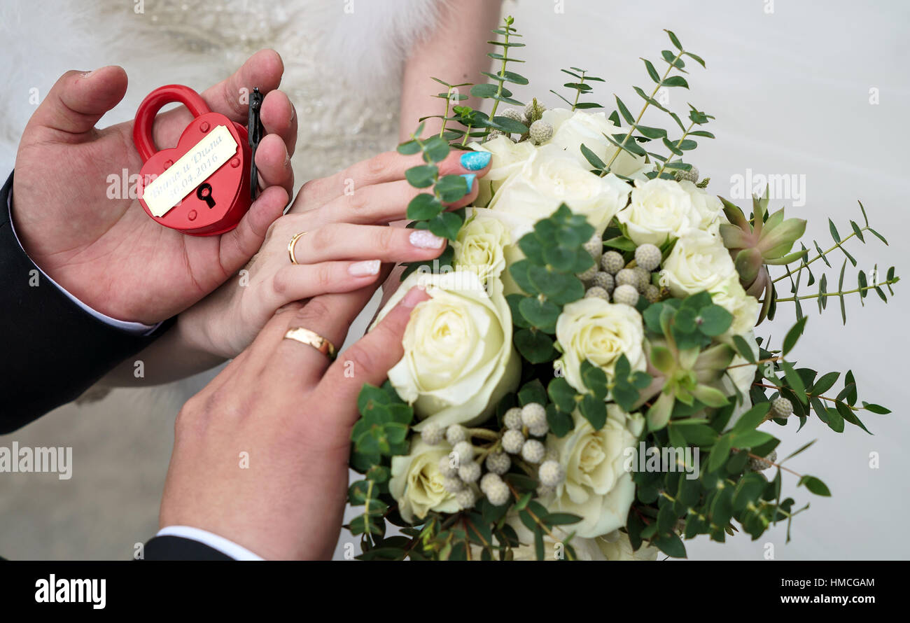 Wedding lock in the hands of the bride and groom Stock Photo - Alamy