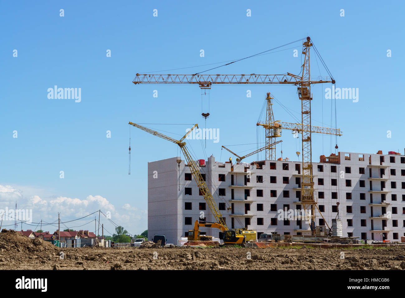 Working construction cranes building hi-res stock photography and ...