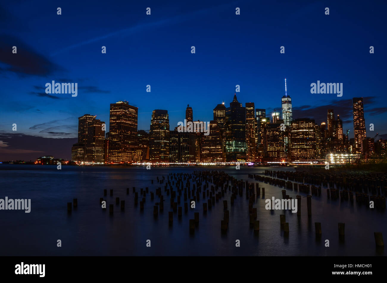 New york skyline at night hi-res stock photography and images - Alamy