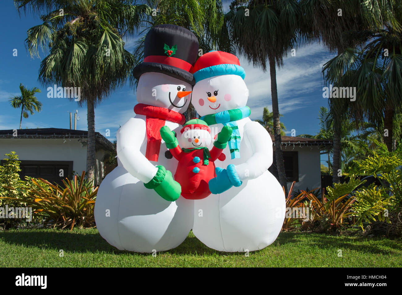 GIANT INFLATABLE SNOWMAN AND FAMILY IN FRONT OF PALM TREES IN ...