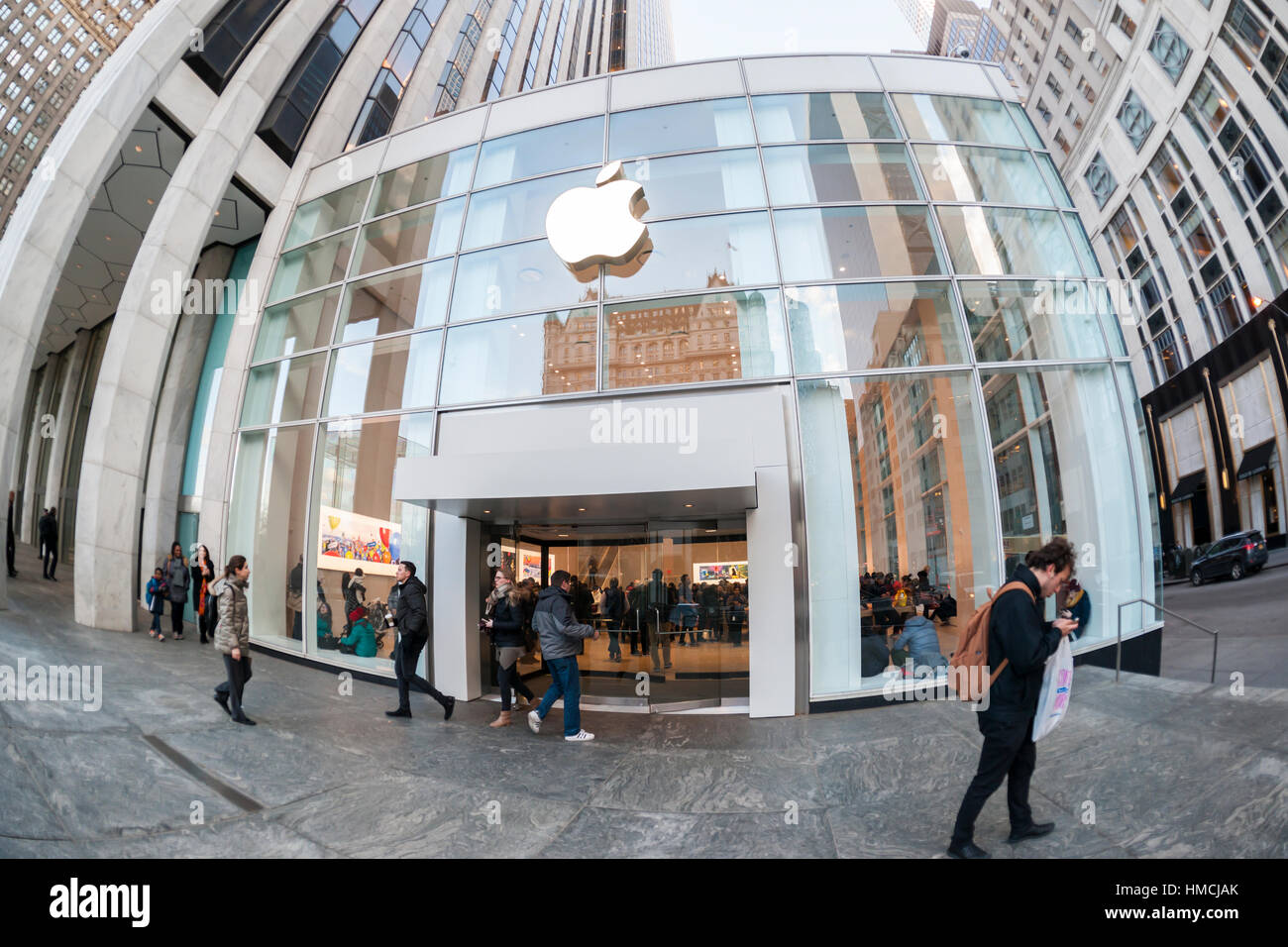 The temporary Apple store on Fifth Avenue in New York while the ...