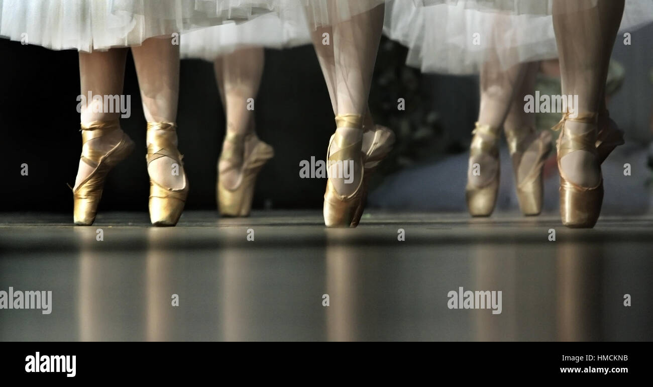 Tip toes hi-res stock photography and images - Alamy