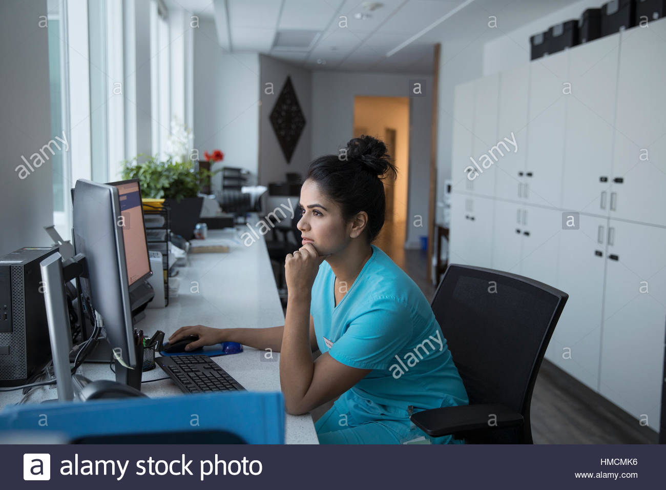 Female nurse desk computer hi-res stock photography and images - Alamy