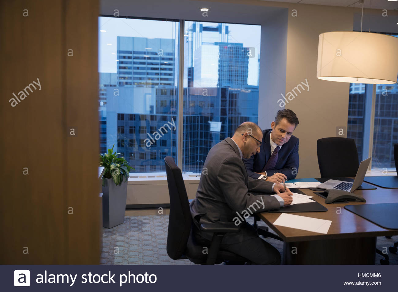 Contract room hi-res stock photography and images - Alamy