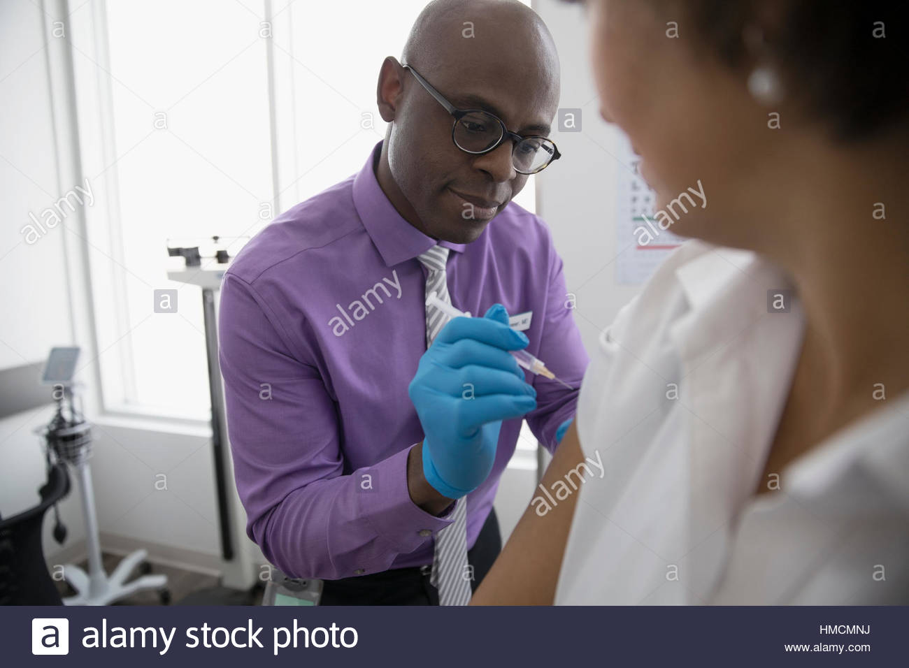 Doctor patient injection hi-res stock photography and images - Alamy