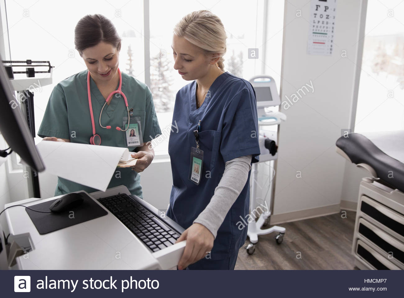 Nurse standing computer talking hi-res stock photography and images - Alamy
