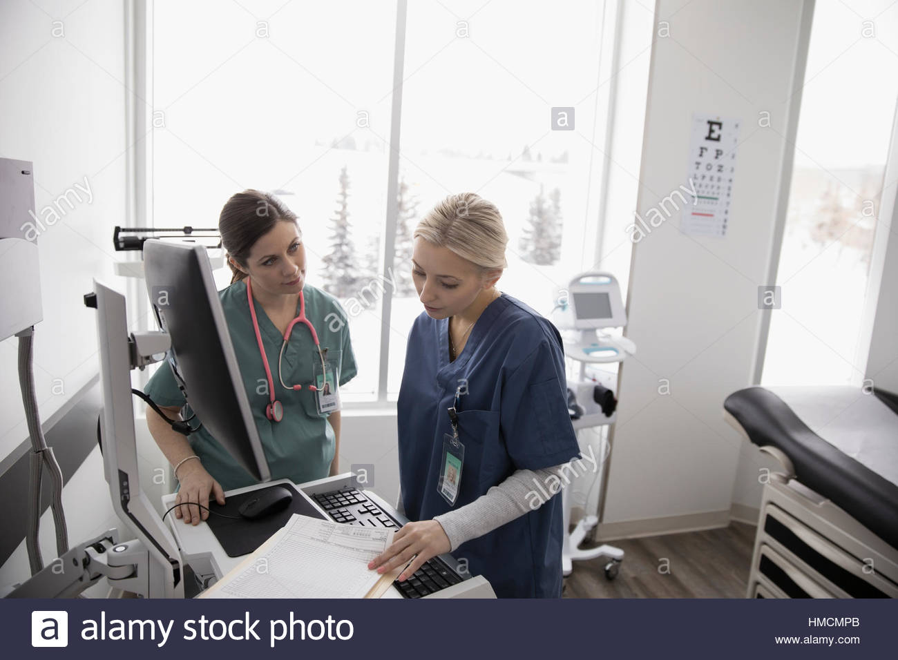 Nurse standing computer talking hi-res stock photography and images - Alamy