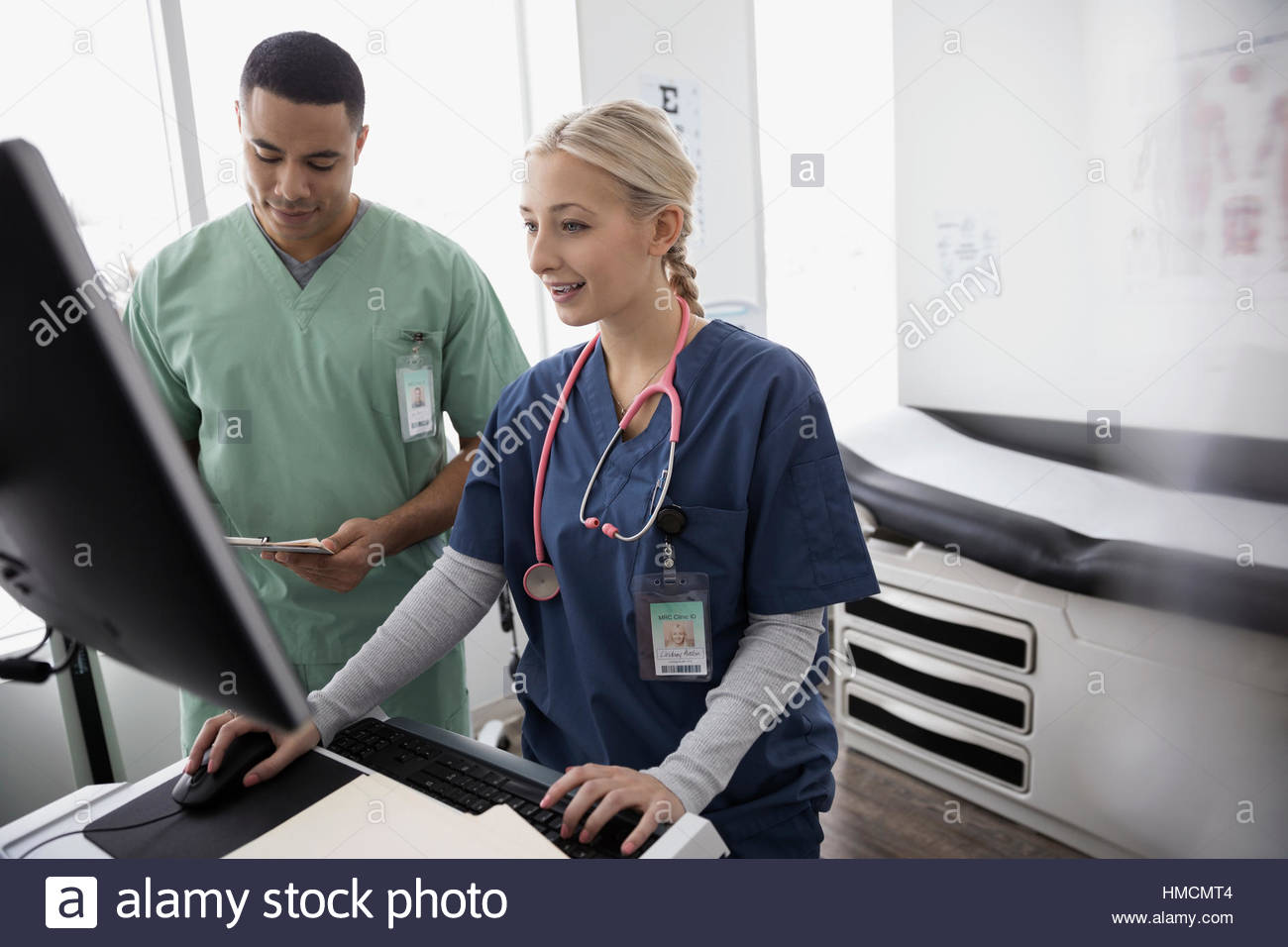 Male and female nurses working hi-res stock photography and images - Alamy
