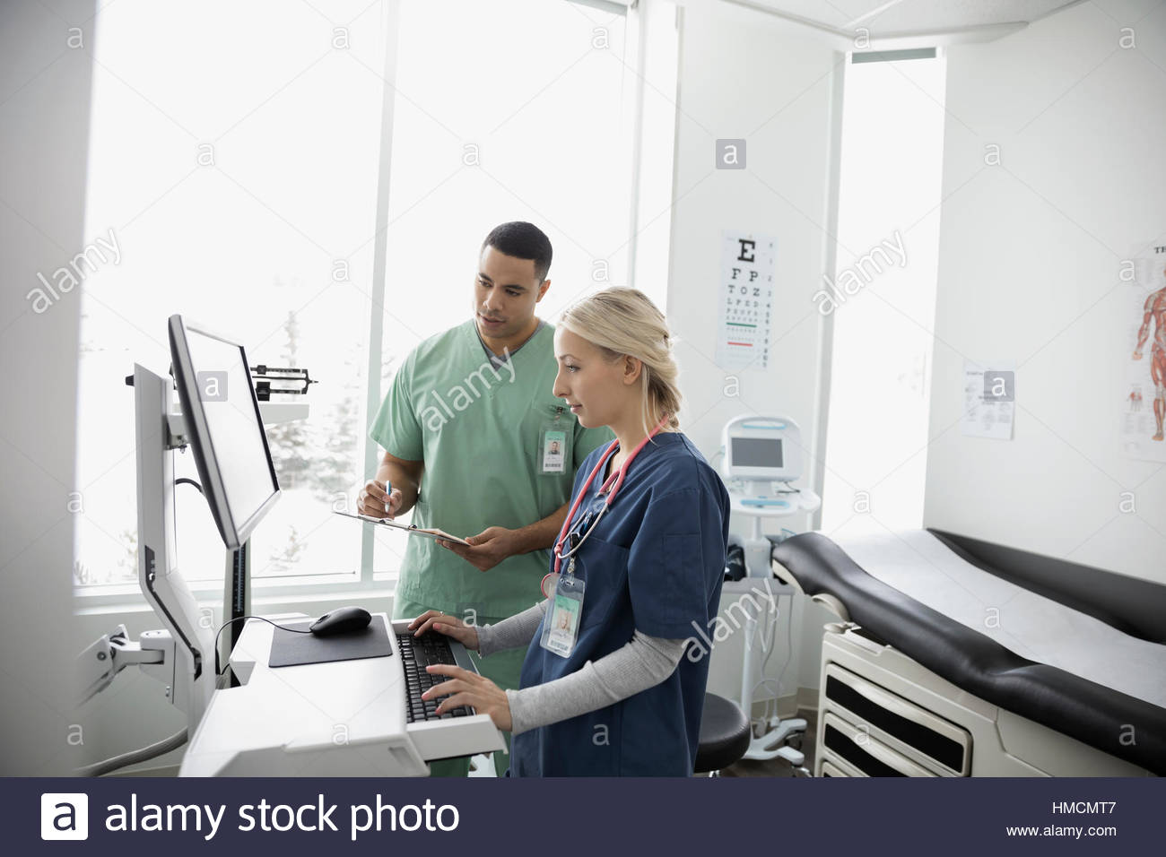 Male and female nurses working hi-res stock photography and images - Alamy