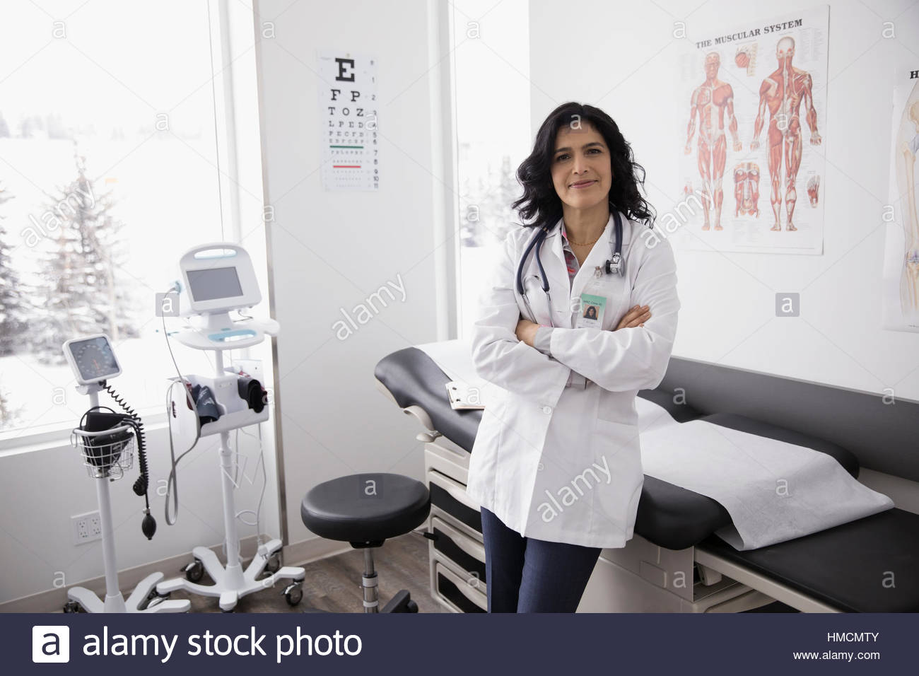 Doctor portrait arms crossed hi-res stock photography and images - Alamy