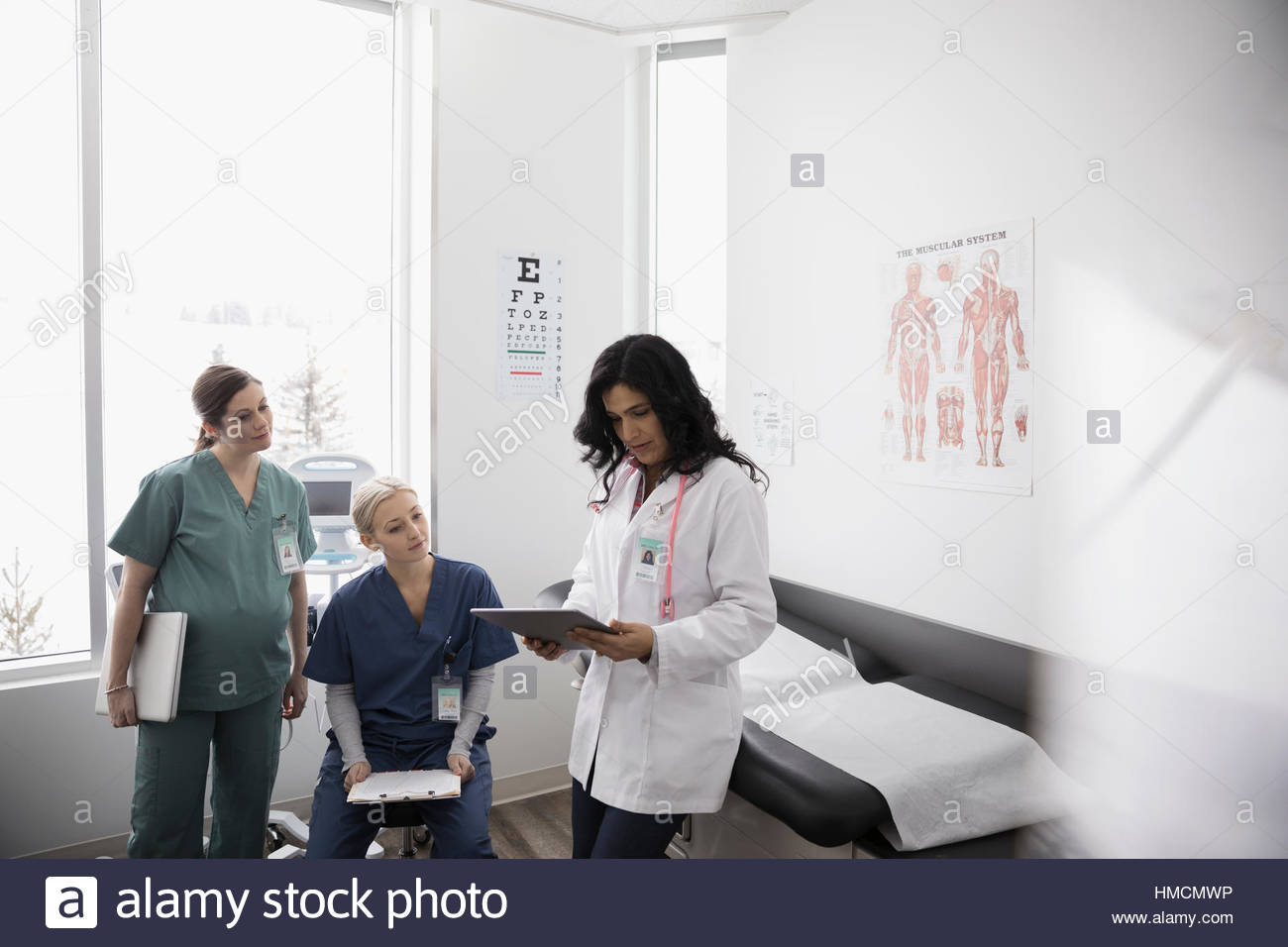 Doctor nurses reading medical chart hi-res stock photography and images ...