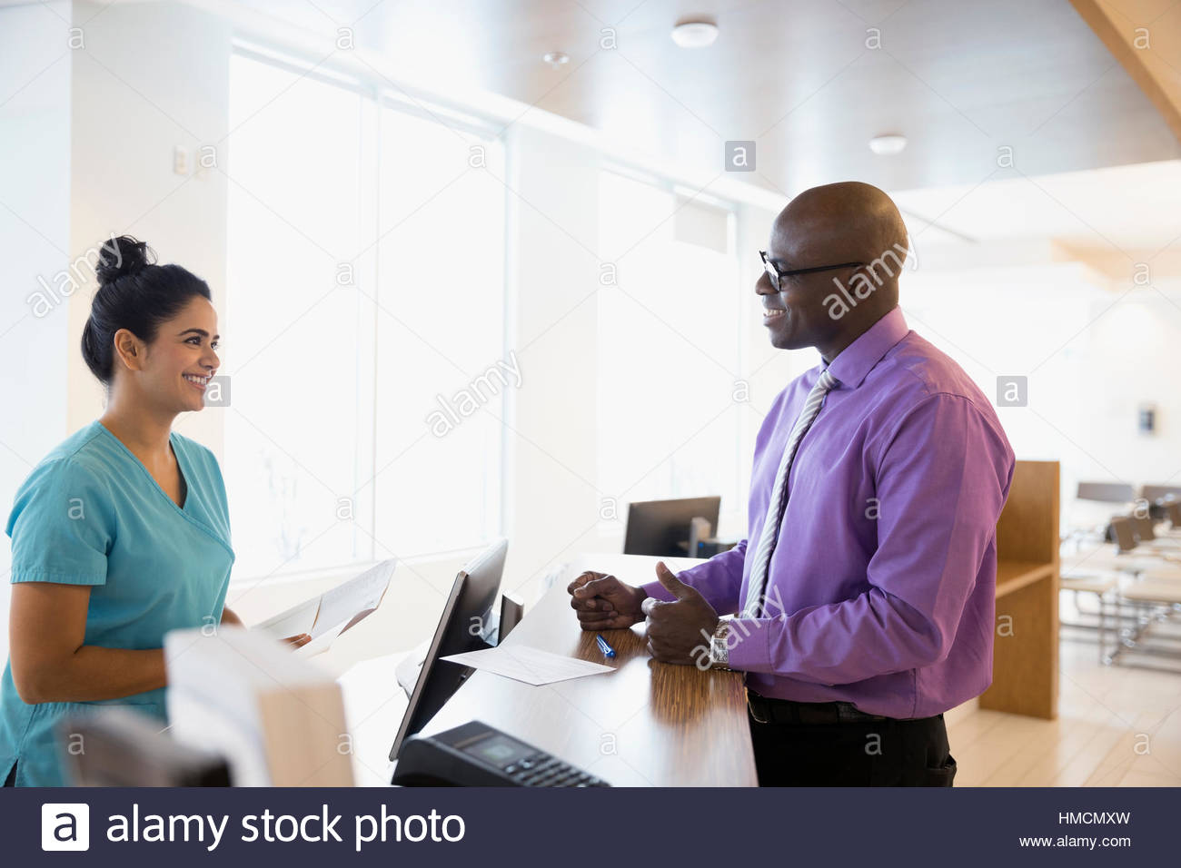 Woman check in counter hi-res stock photography and images - Alamy