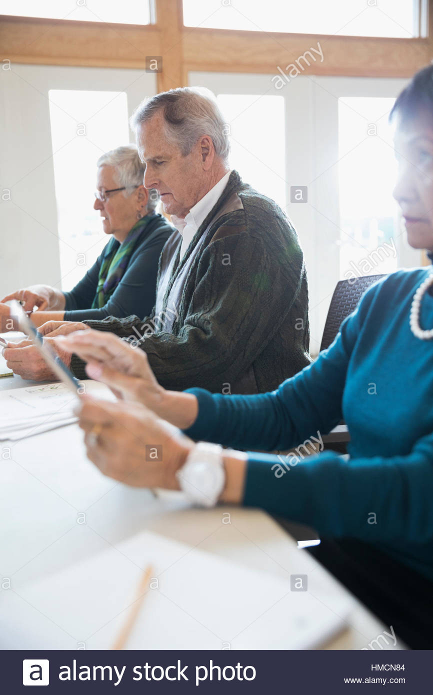 Students using tablets classroom hi-res stock photography and images ...
