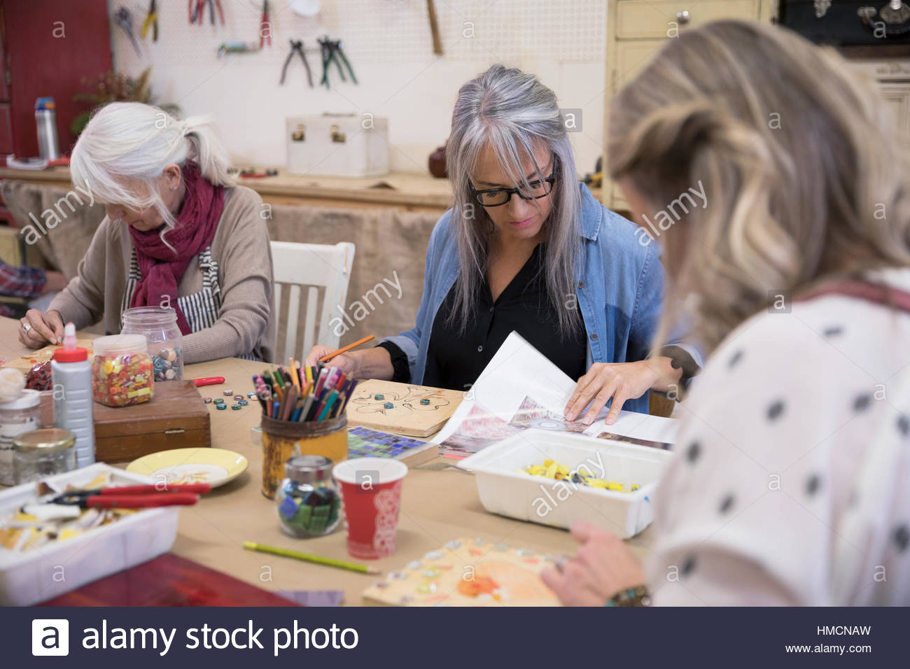 Seniors art class hi-res stock photography and images - Alamy